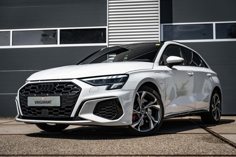 Audi A3 Sportback 45 TFSI e S edition Competition leasen - Regeljelease.nl